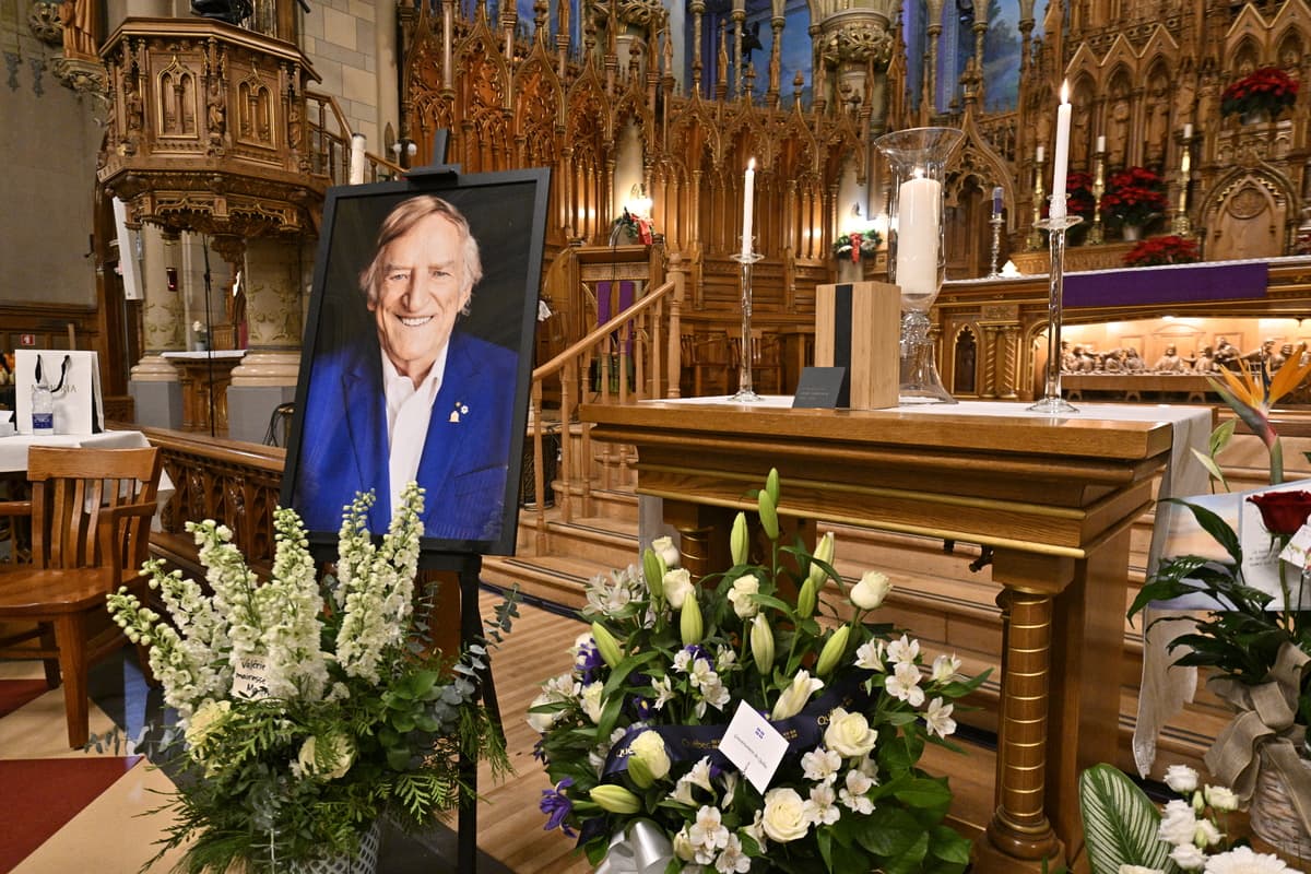 [IMAGES] Chapelle ardente: un dernier adieu du public à Jean Lapointe | JDM