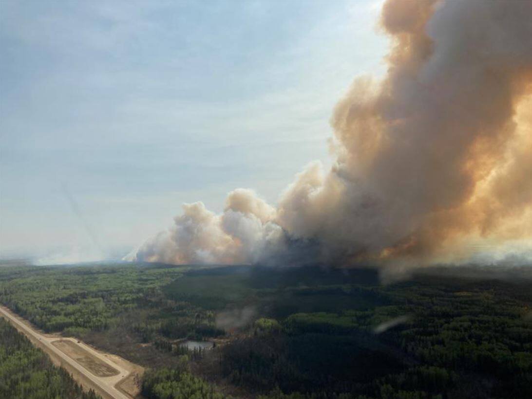 Feux de forêt au Canada: état d’urgence en Alberta, 25 000 personnes ...
