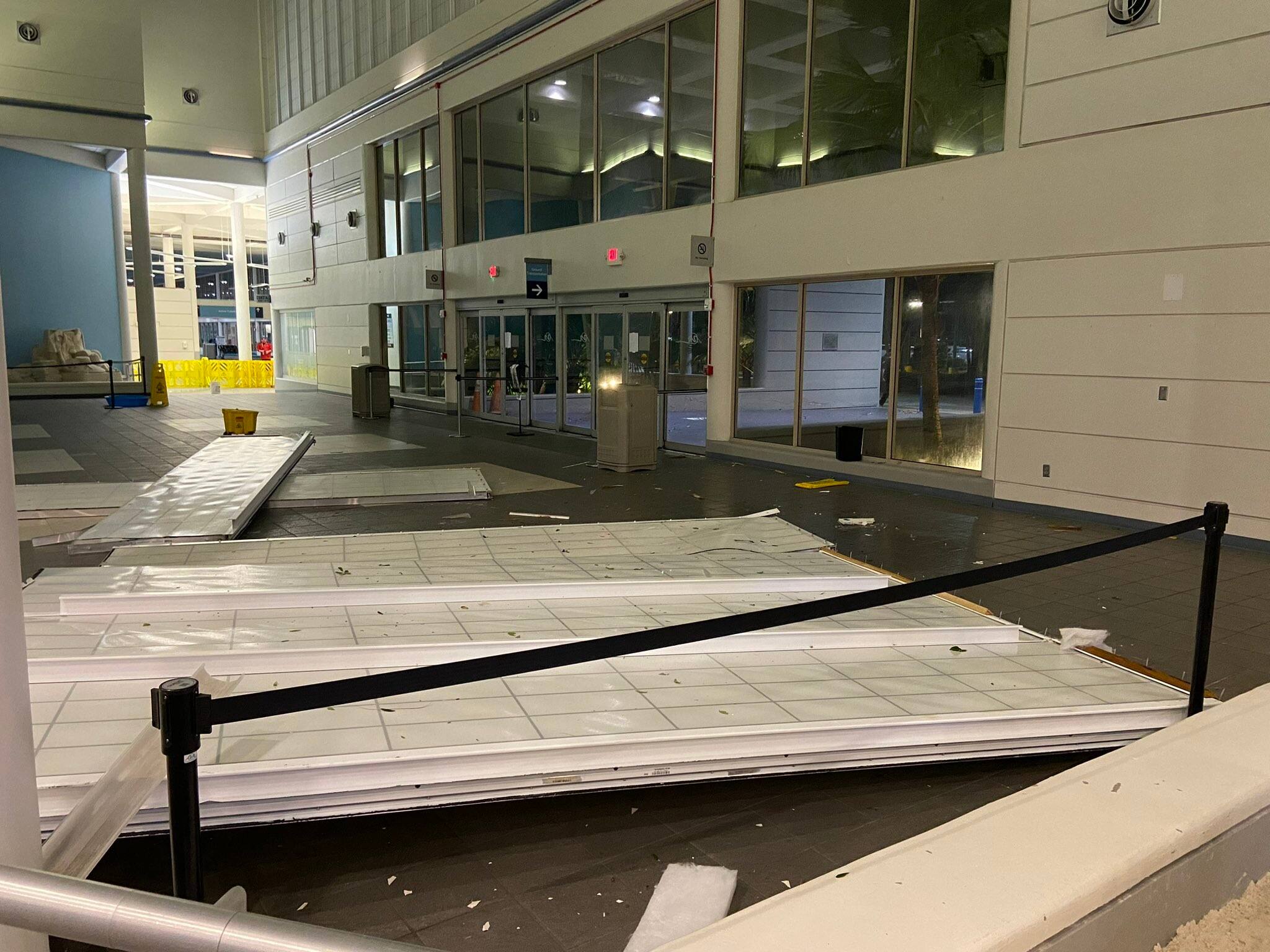 Un trou de 9 mètres: une partie du toit d’un aéroport en Floride s ...