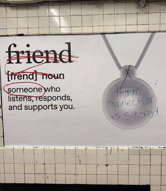 Un compagnon IA sous forme de pendentif sème la controverse aux États ...