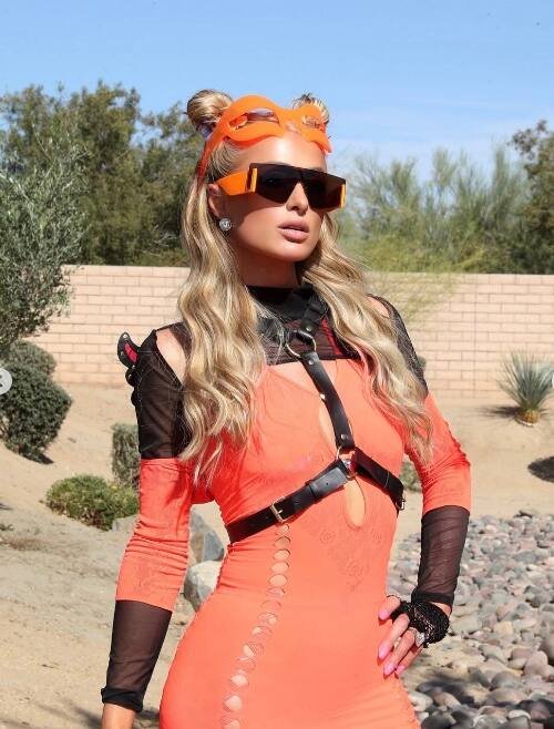 Découvrez les 15 looks préférés de Paris Hilton au festival de musique ...