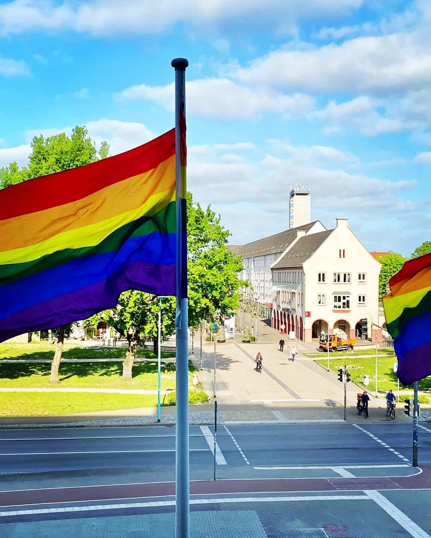 Un drapeau arc-en-ciel remplacé par un drapeau nazi dans une gare ...