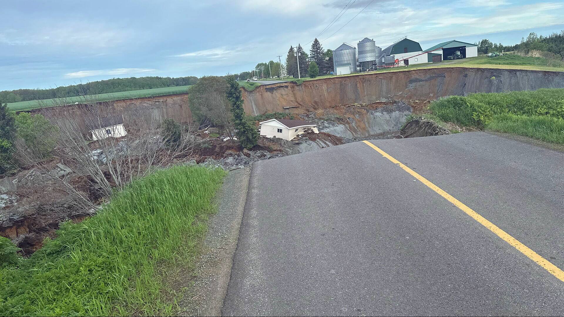 EN IMAGES | Glissement de terrain majeur à Sainte-Monique: une maison ...