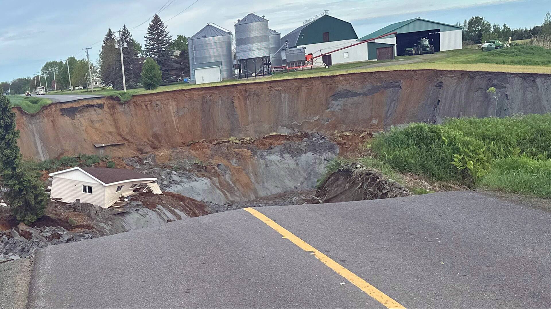 EN IMAGES | Glissement de terrain majeur à Sainte-Monique: une maison emportée | TVA Nouvelles