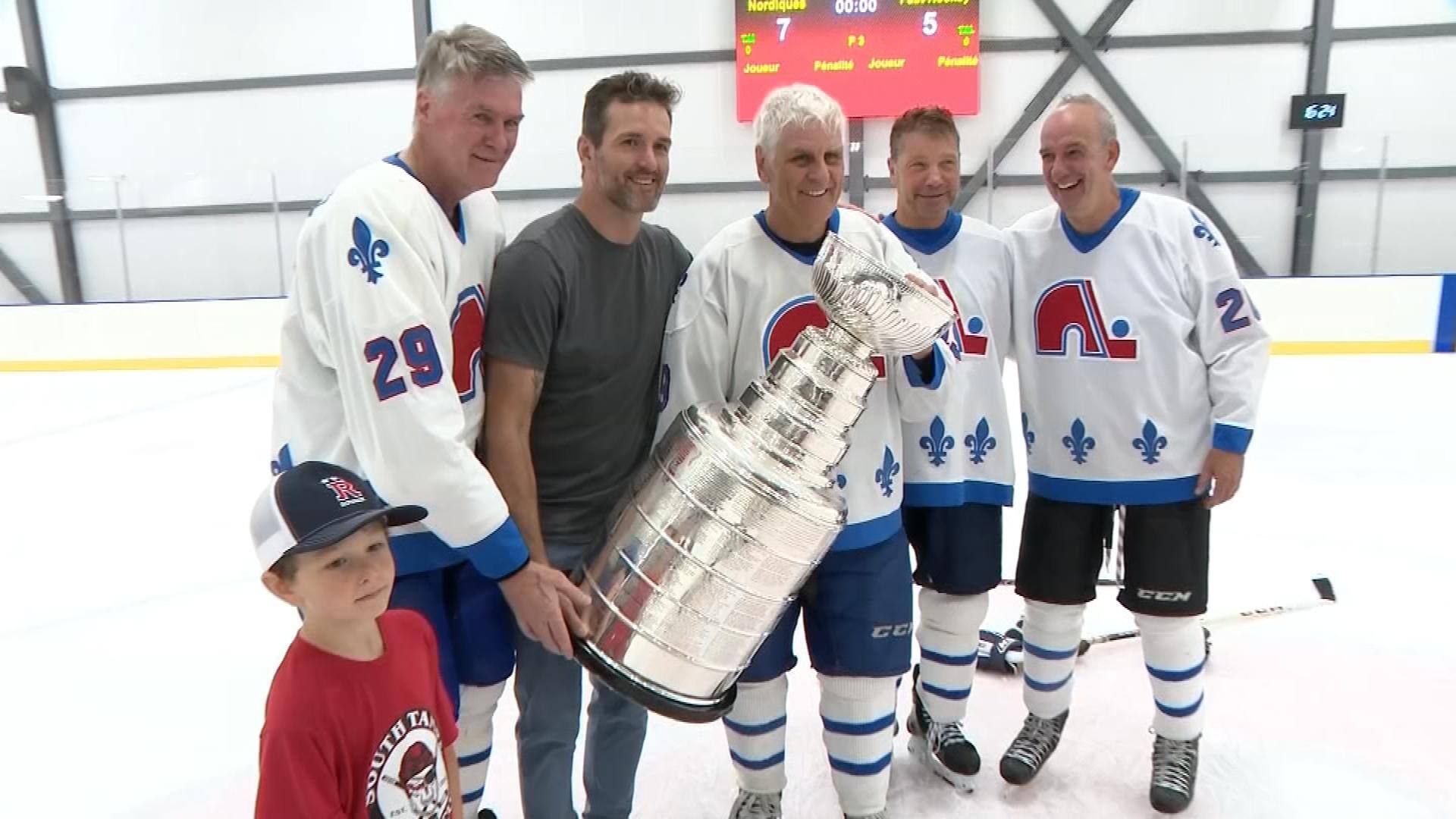 Alain Côté et les Nordiques soulèvent la Coupe Stanley! - TVA Sports