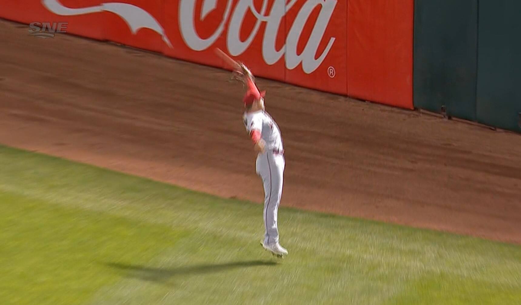 À VOIR | Hunter Renfroe réussit un attrapé miraculeux - TVA Sports