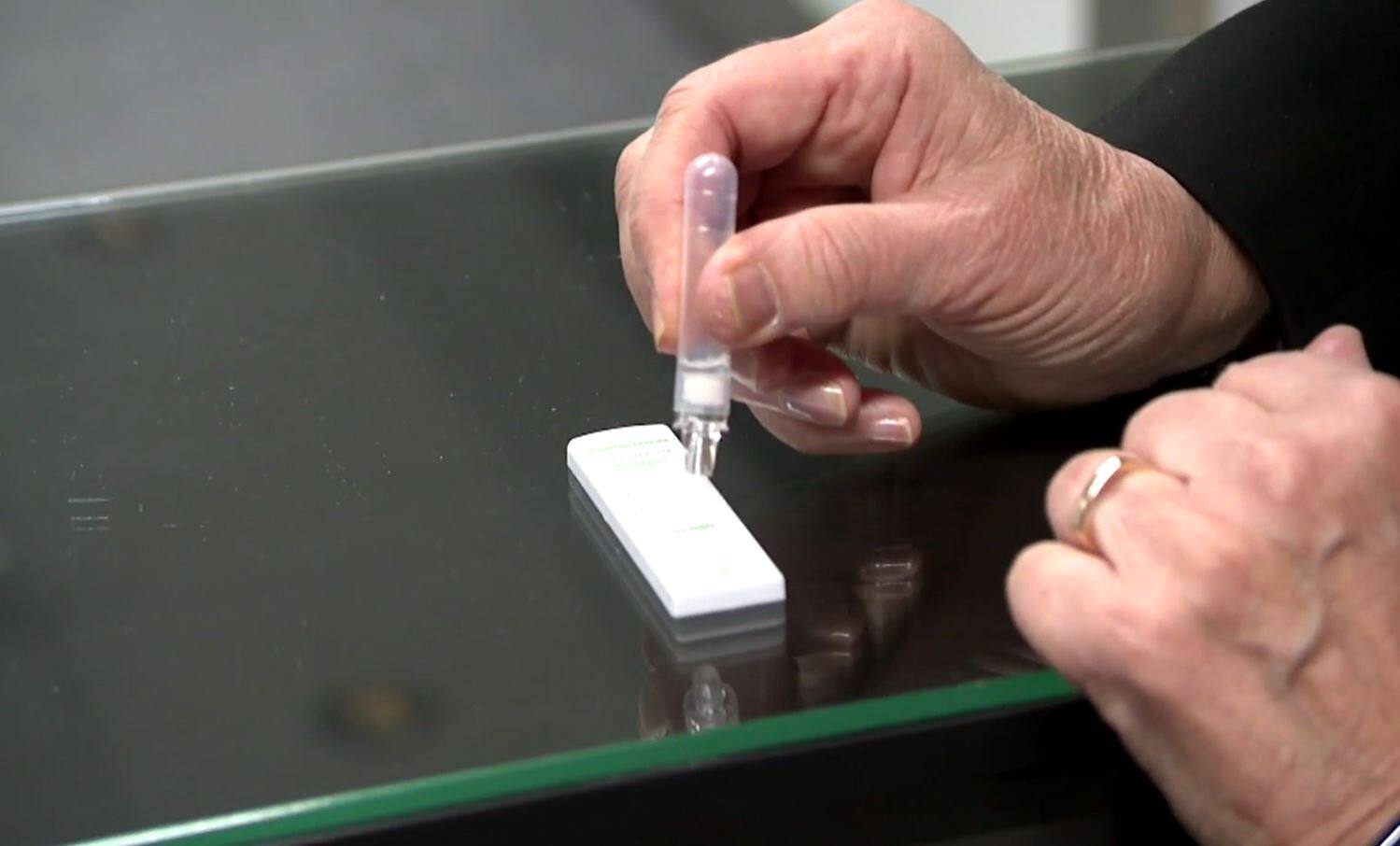 Voici comment utiliser un test rapide contre la COVID-19 à la maison | JDM