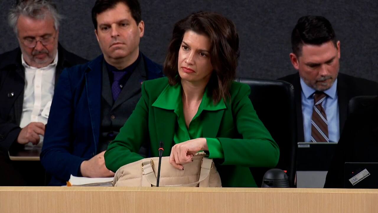 [À VOIR] La ministre Geneviève Guilbault se défend d’avoir fouillé dans ...