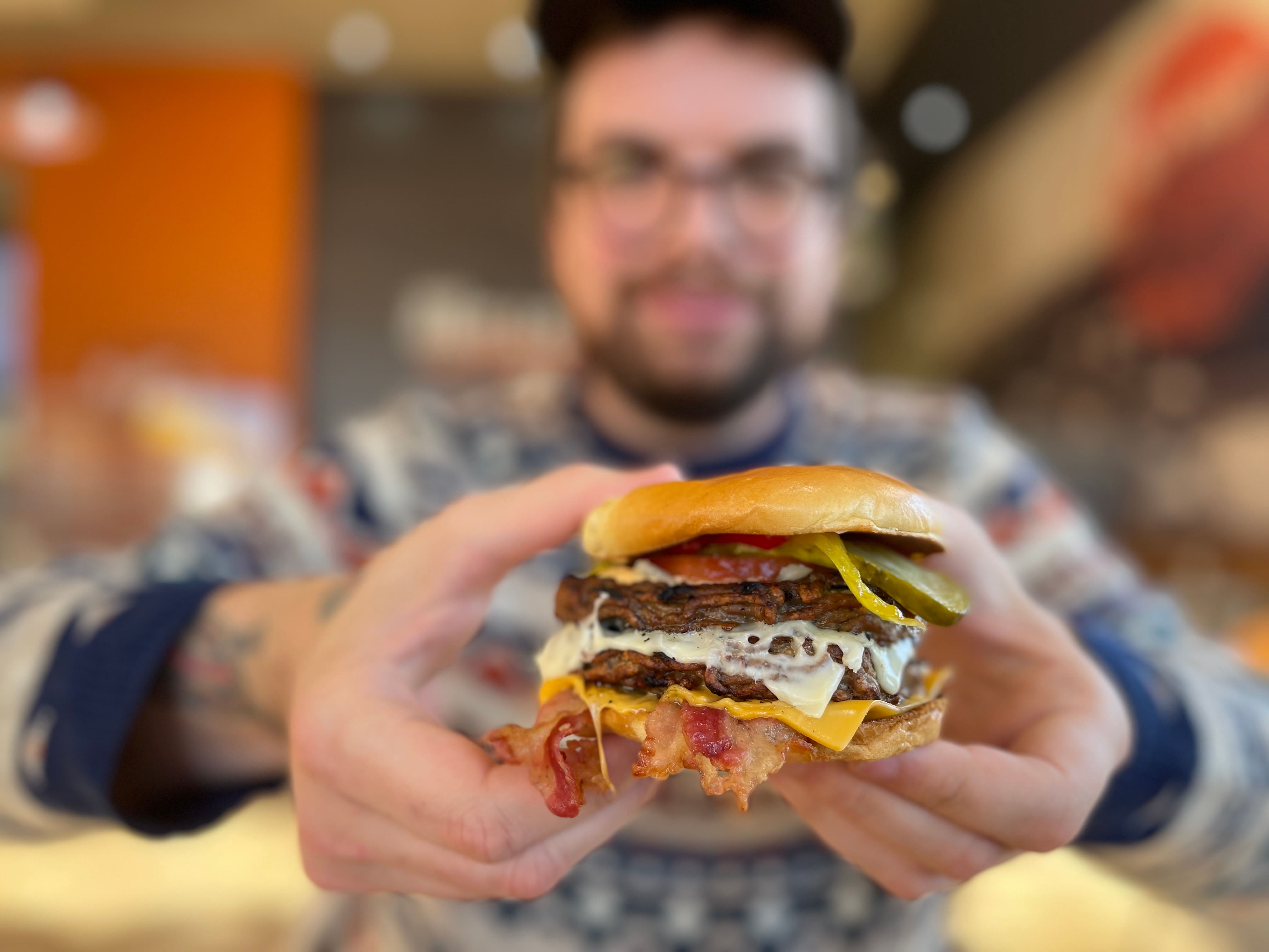 On a testé le nouveau burger géant du Harvey’s et c’est vraiment ...
