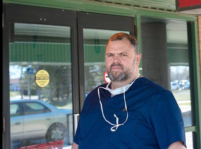 Le chanteur des Hôtesses d'Hilaire est devenu préposé aux bénéficiaires ...