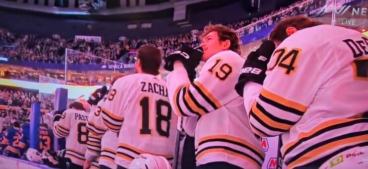 Un chanteur des hymnes nationaux improvise les paroles du «Ô Canada» | JDM