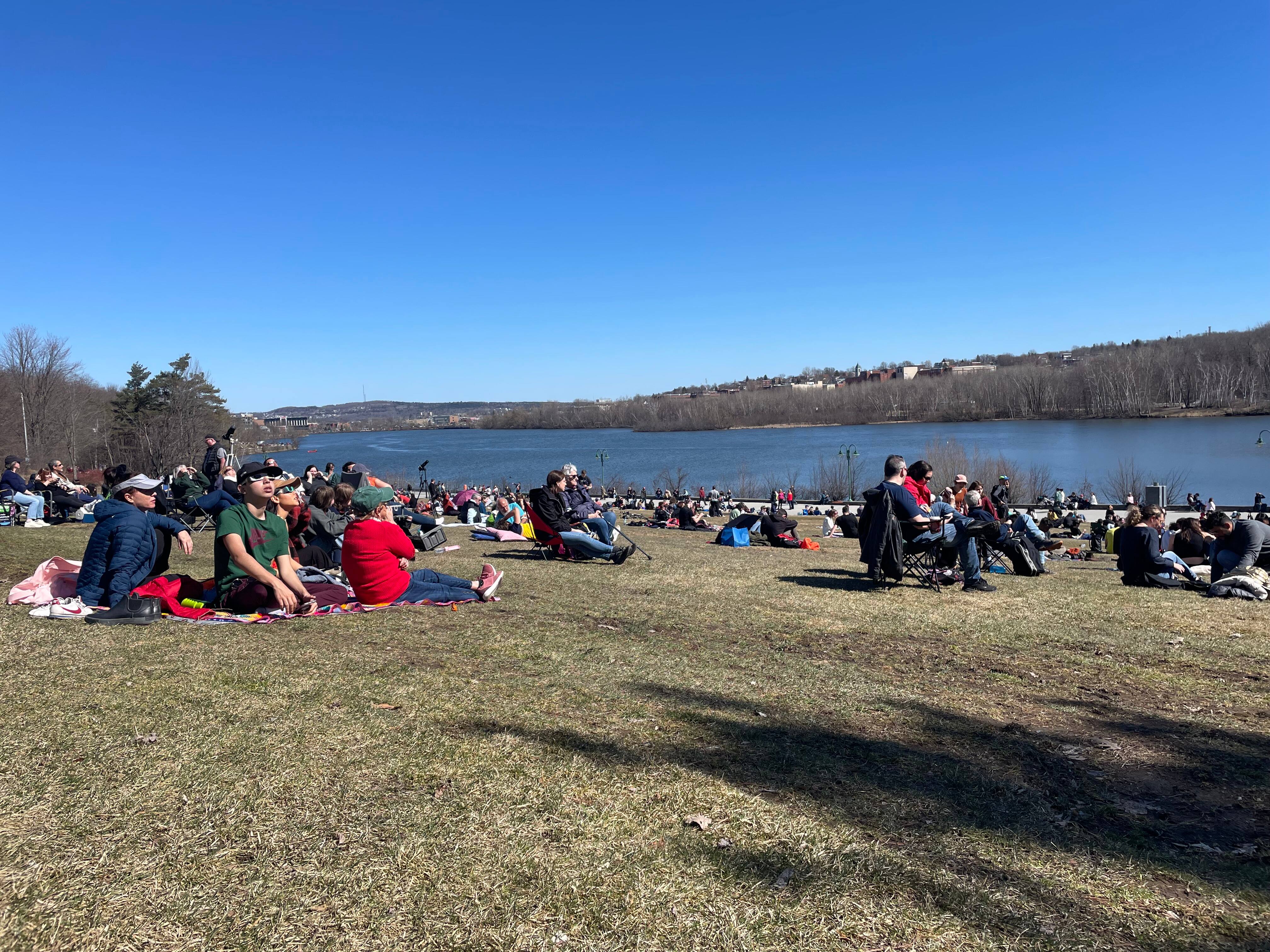 Voyez le moment où l'éclipse est devenue totale à Sherbrooke, au centre ...
