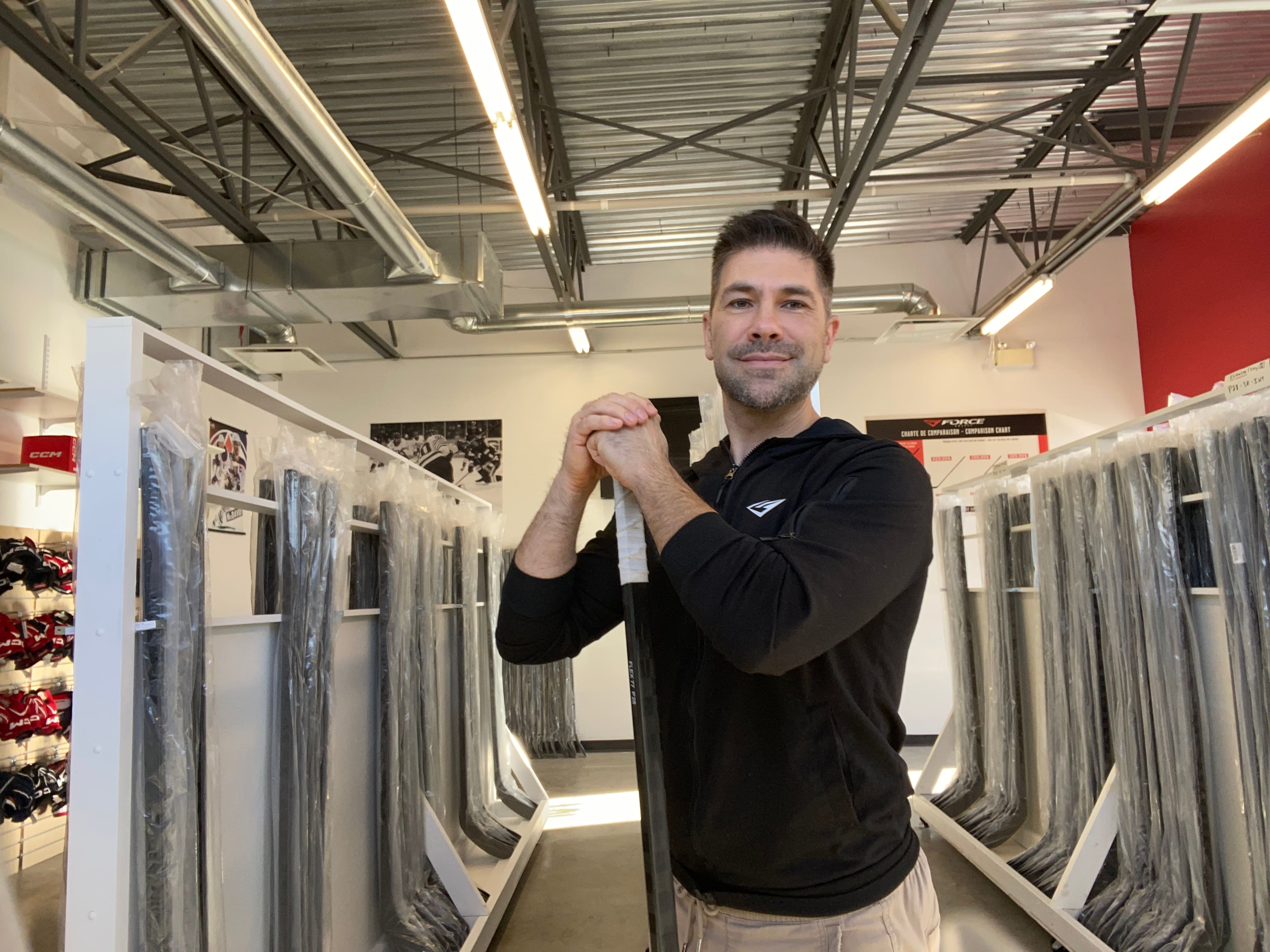 Des bâtons «sans nom» pour de meilleurs prix: le pari de Force Hockey | JDQ