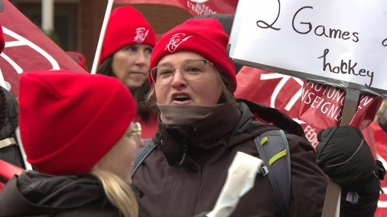 Grève de la FAE: des centaines de personnes manifestent à Granby | TVA ...