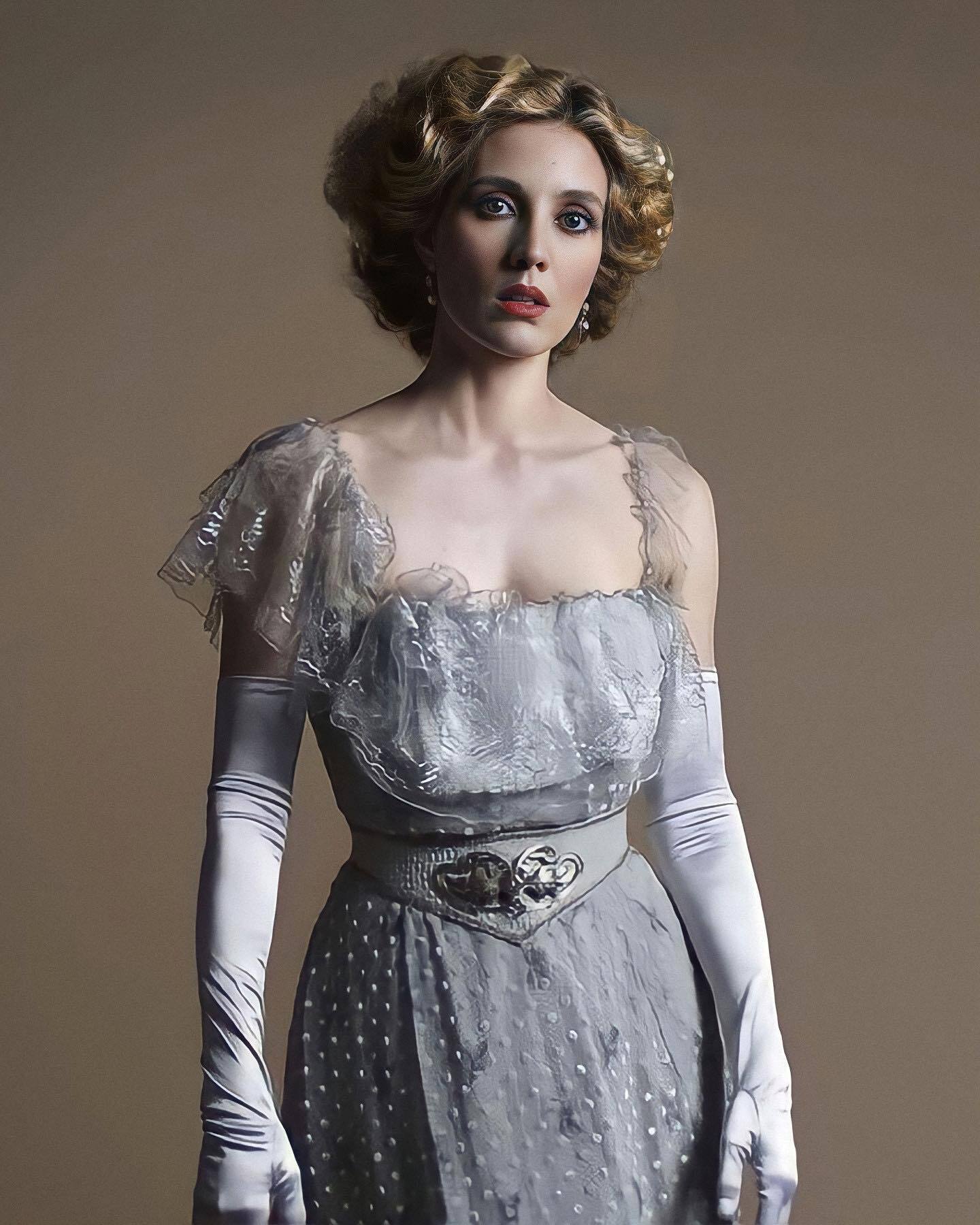 Une magnifique photo de la comédienne Evelyne Brochu sur le tournage de ...