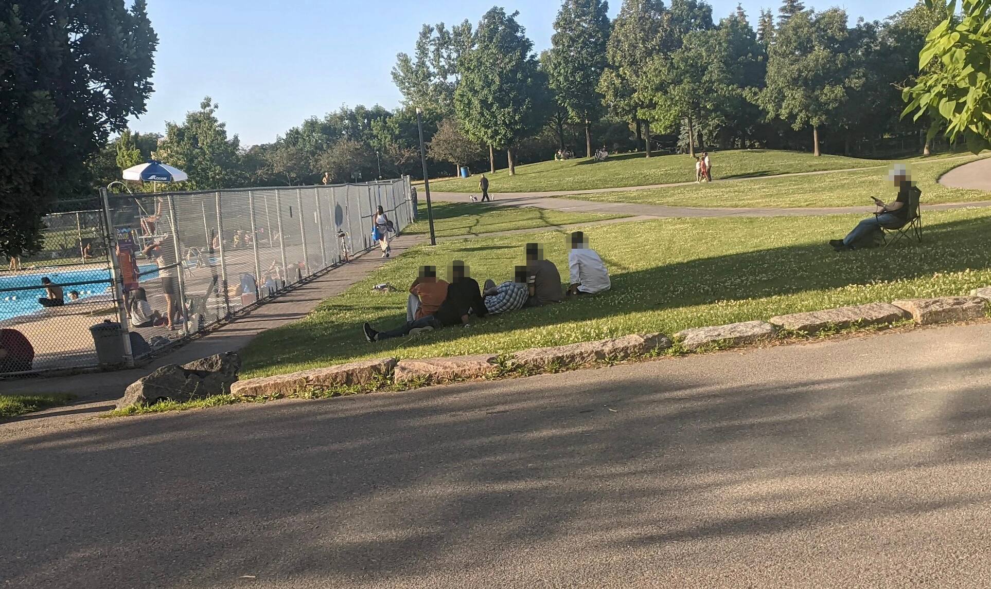 Des hommes «louches» se réuniraient à la piscine du parc Jarry pour ...