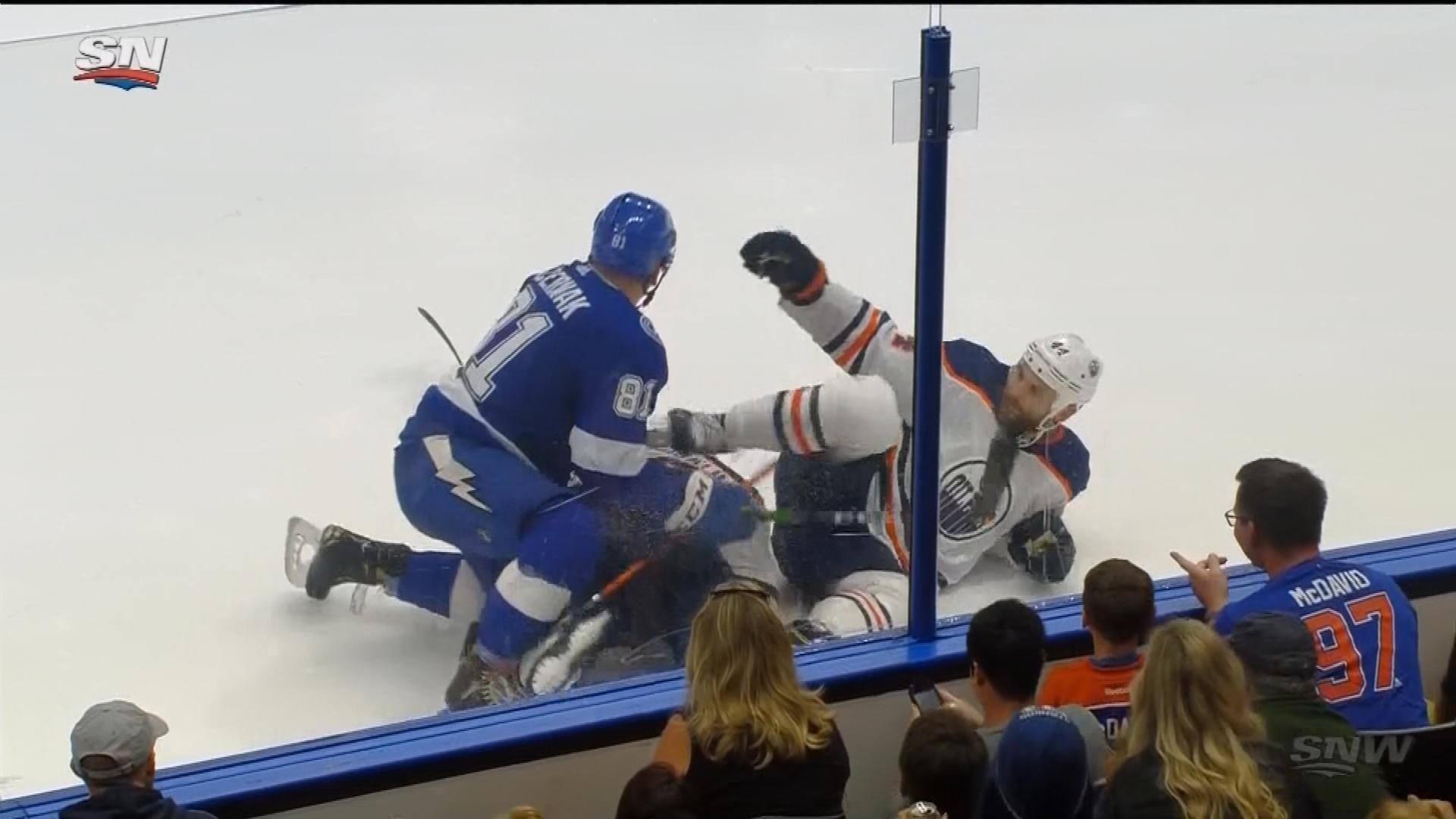 Un geste extrêmement dangereux de Zack Kassian - TVA Sports