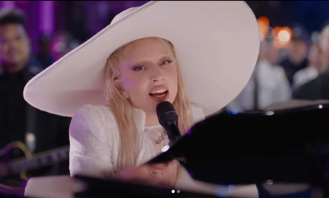 Lady Gaga interprète «Hold My Hand» sur Bourbon Street en avant-match ...
