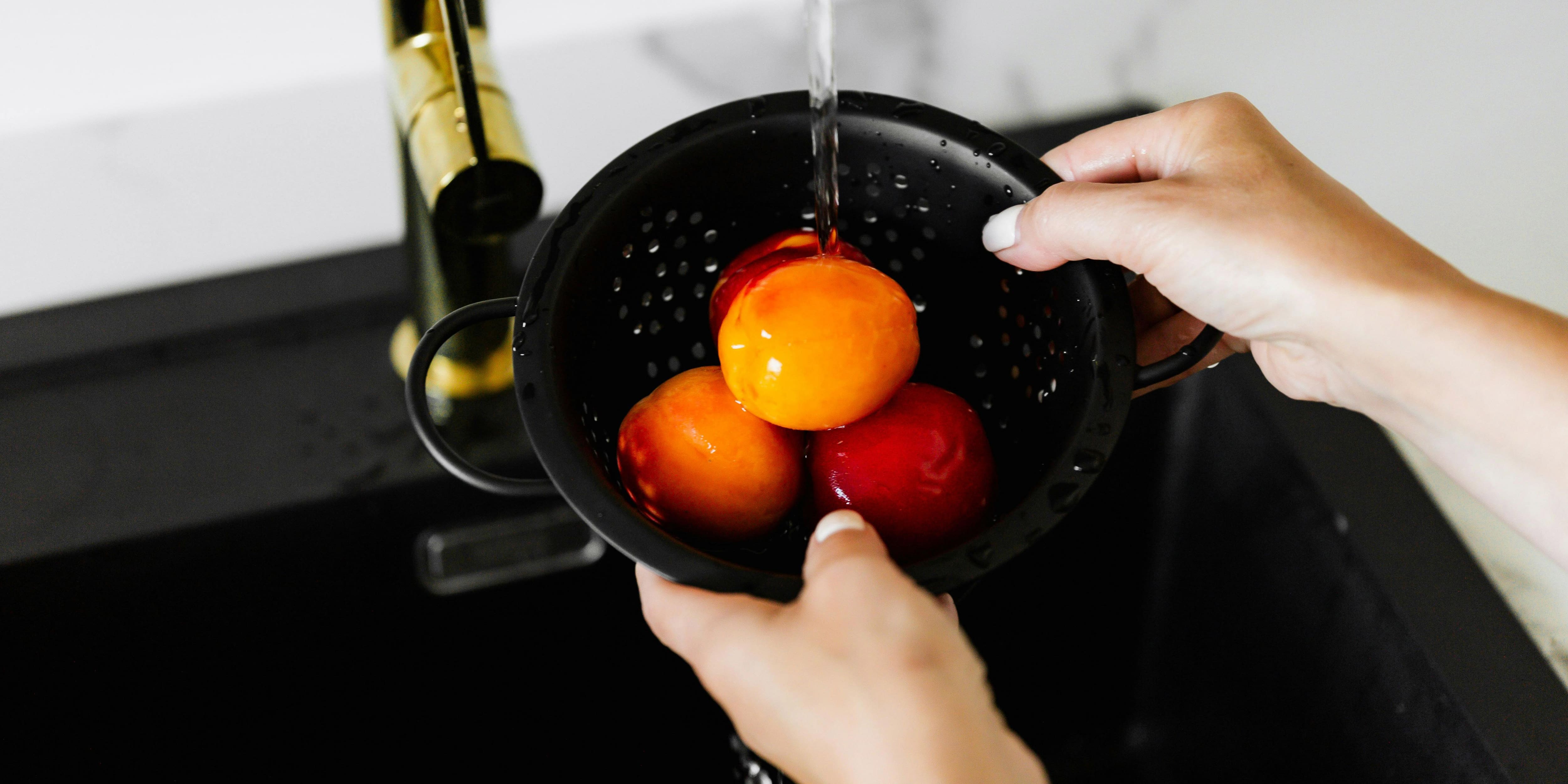 Voici comment il faut laver ses fruits et légumes pour en retirer les ...