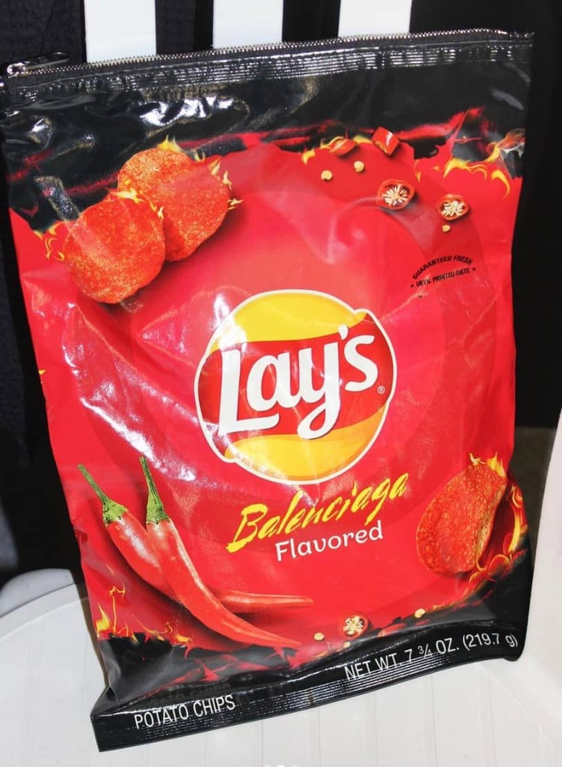 Après le sac poubelle, Balenciaga vend maintenant des sacs à main Lay's ...