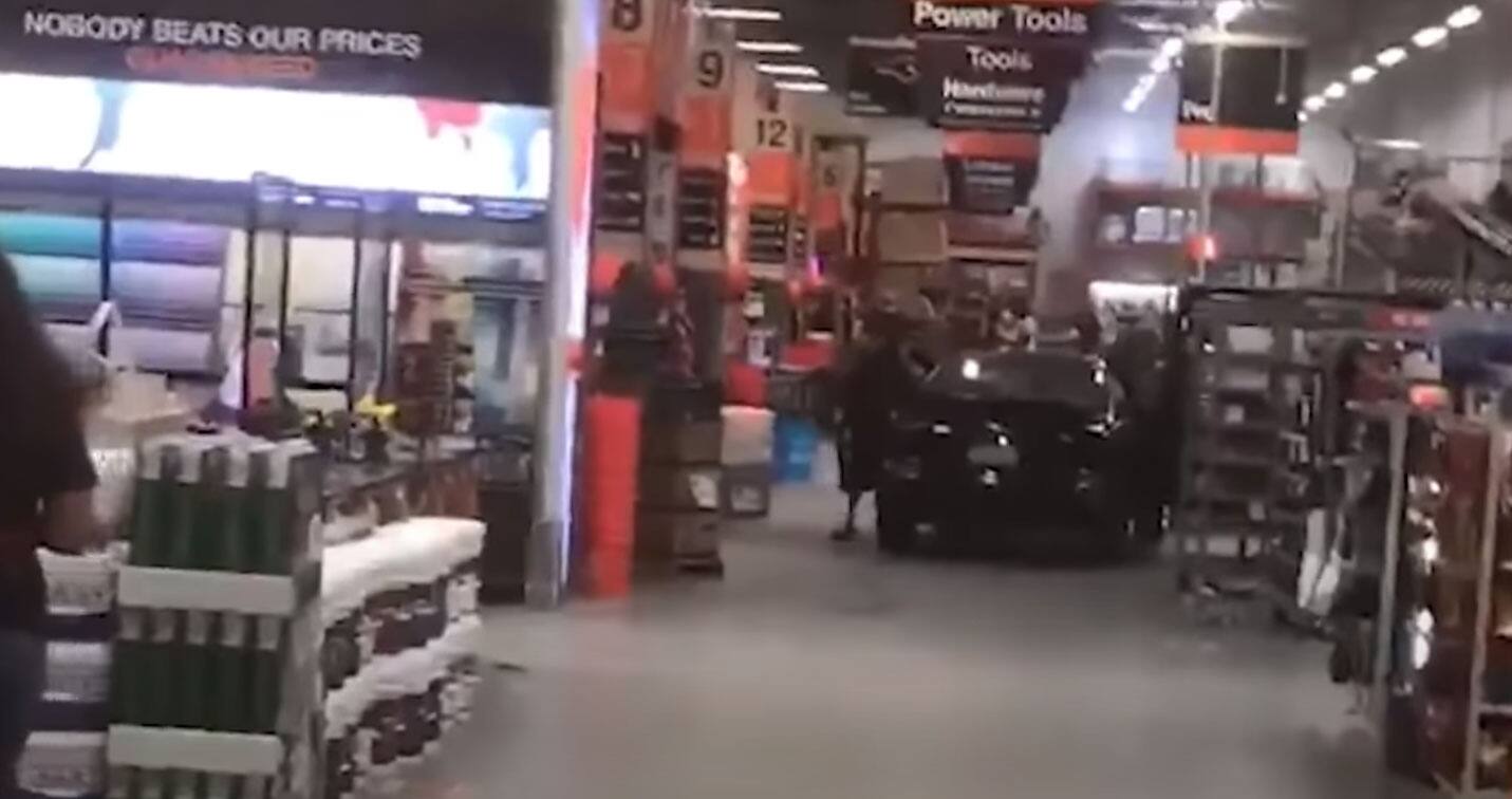 Une voleuse en voiture dans un magasin de rénovation | TVA Nouvelles