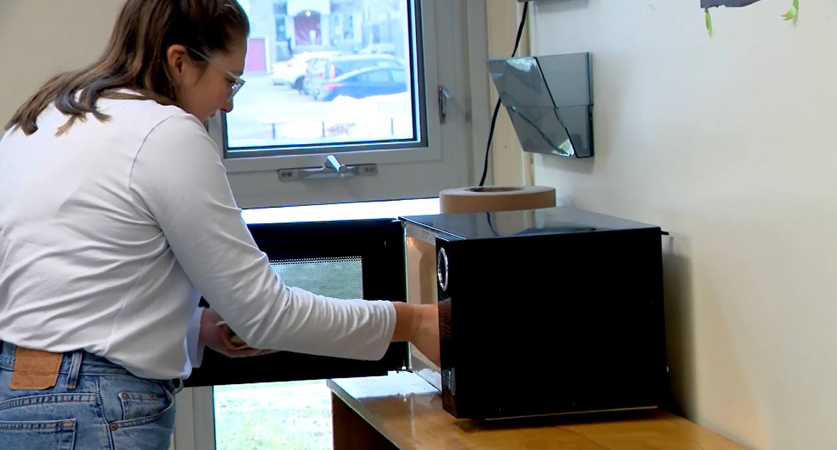 Utilisation du micro-ondes: le ministre de l'Éducation intervient | TVA ...