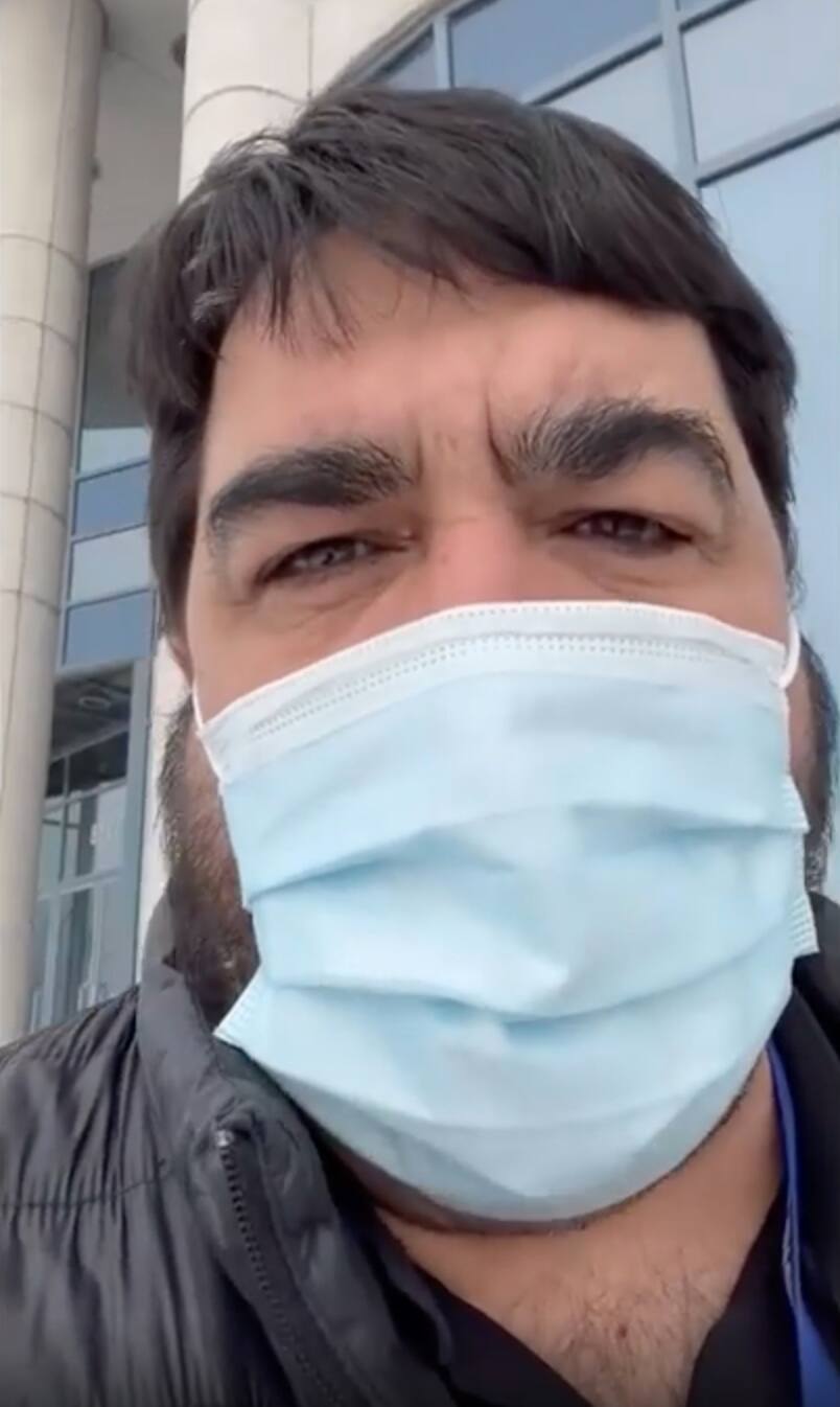 Un animateur radio s'infiltre à la conférence de presse de James Awad ...