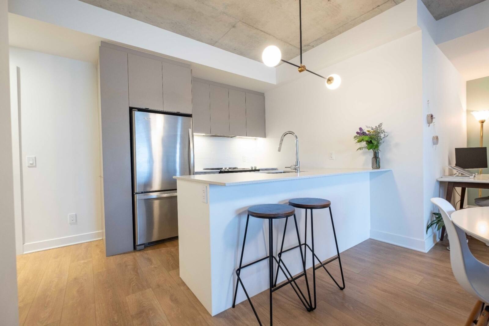 Cet humoriste bien connu met en vente son joli condo contemporain dans ...