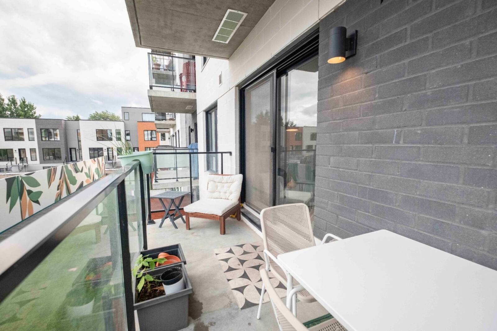 Cet humoriste bien connu met en vente son joli condo contemporain dans ...