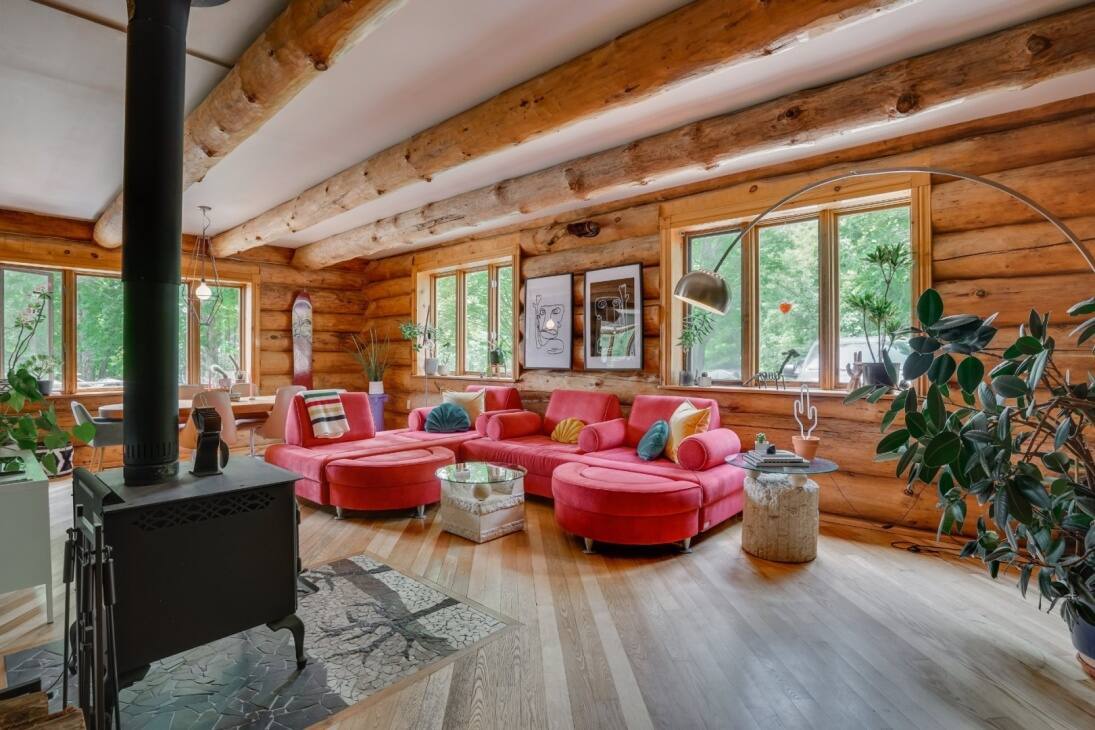 Une charmante maison de bois rond à la porte rose à vendre pour 749 900 ...