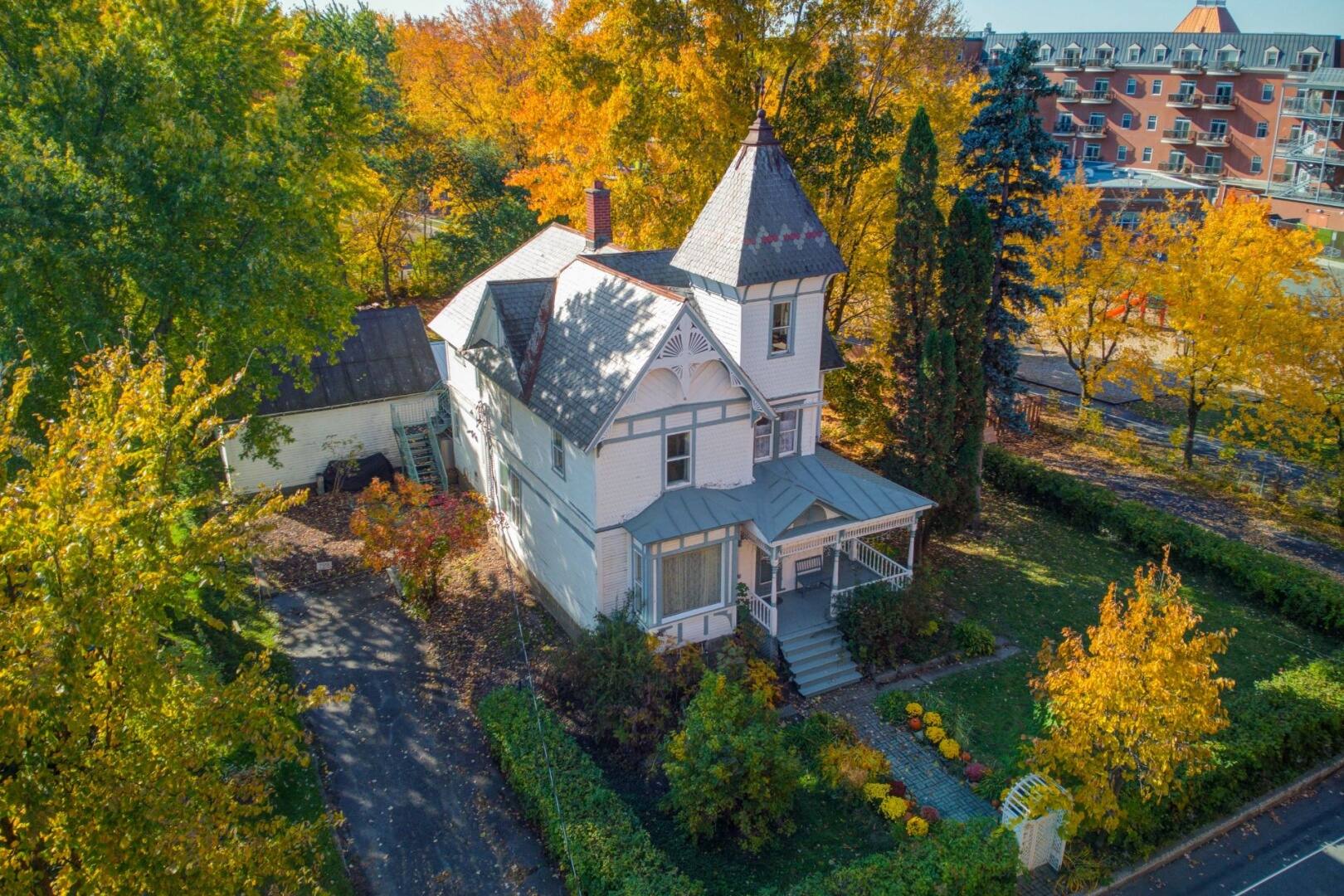 [PHOTOS] Une superbe maison bigénérationnelle de style Queen Anne à ...