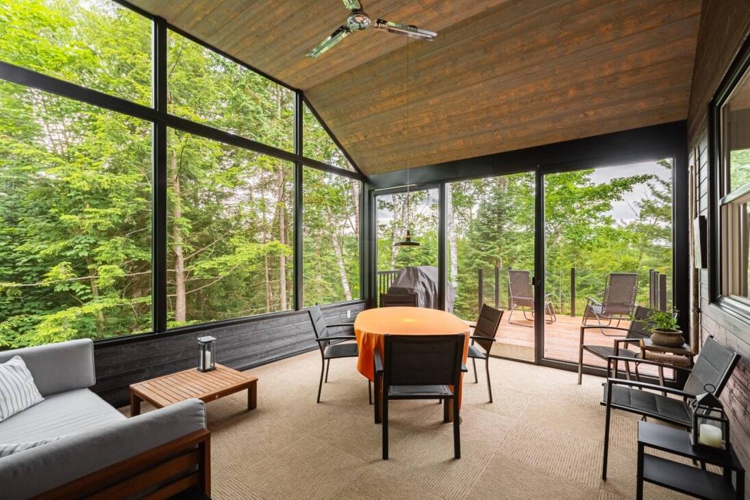 Une maison contemporaine avec véranda et accès au lac à vendre à Sainte ...