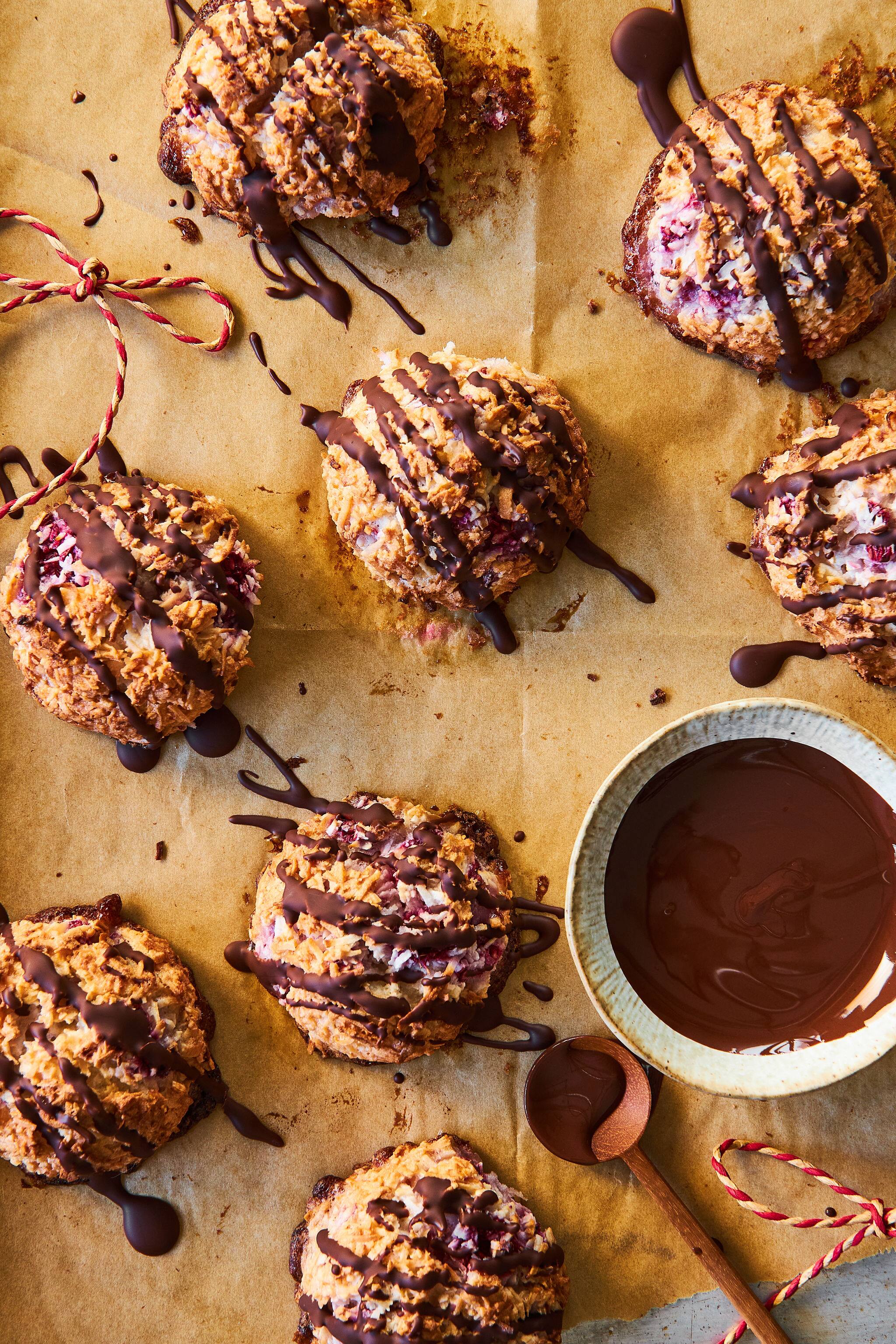 Les macarons coco-framboises et chocolat de Katrine Paradis | Salut Bonjour