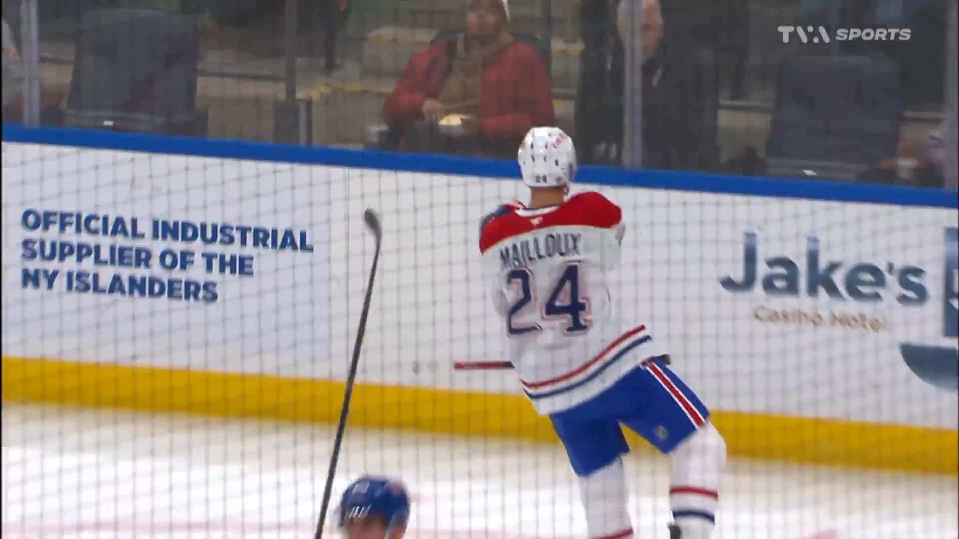 Logan Mailloux marque son 1er but dans la LNH avec un tir des ligues ...