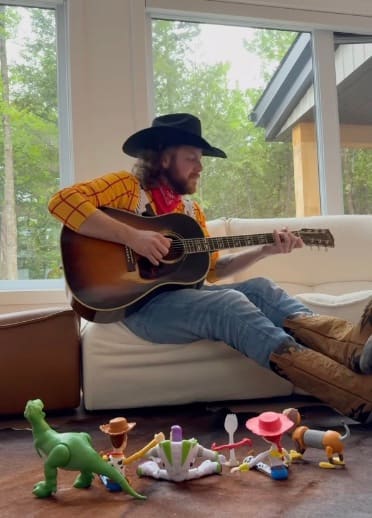 (VIDÉO) L’adorable vidéo de Matt Lang, déguisé en Woody du film ...