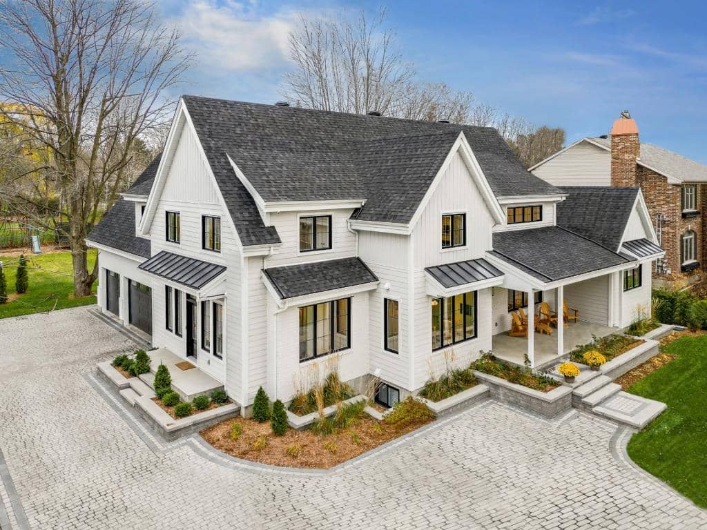 Une énorme maison «modern farmhouse» avec une piscine à Saint-Bruno-de ...