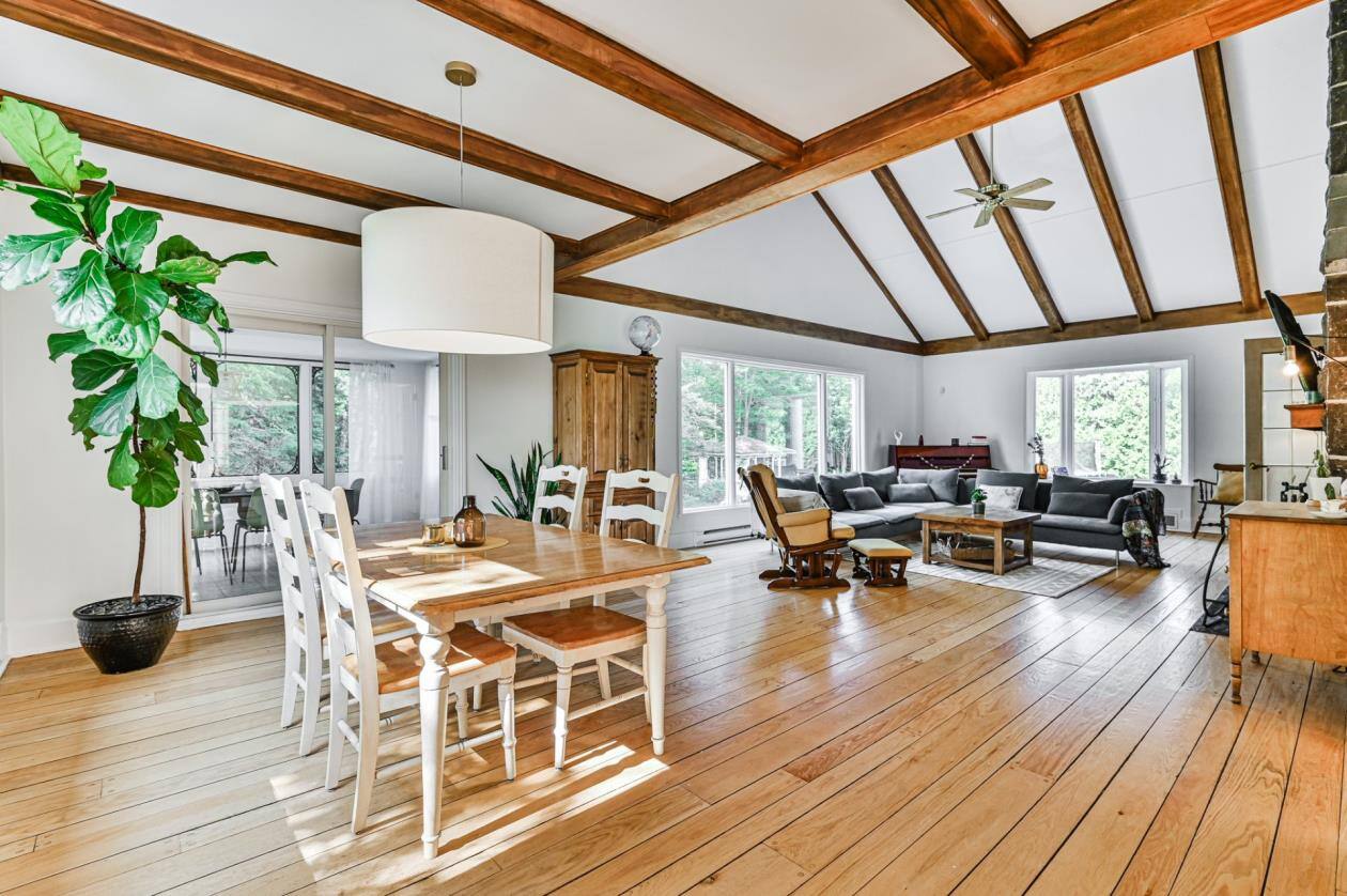 Une superbe maison bi-générationnelle au bord de l’eau à vendre à ...