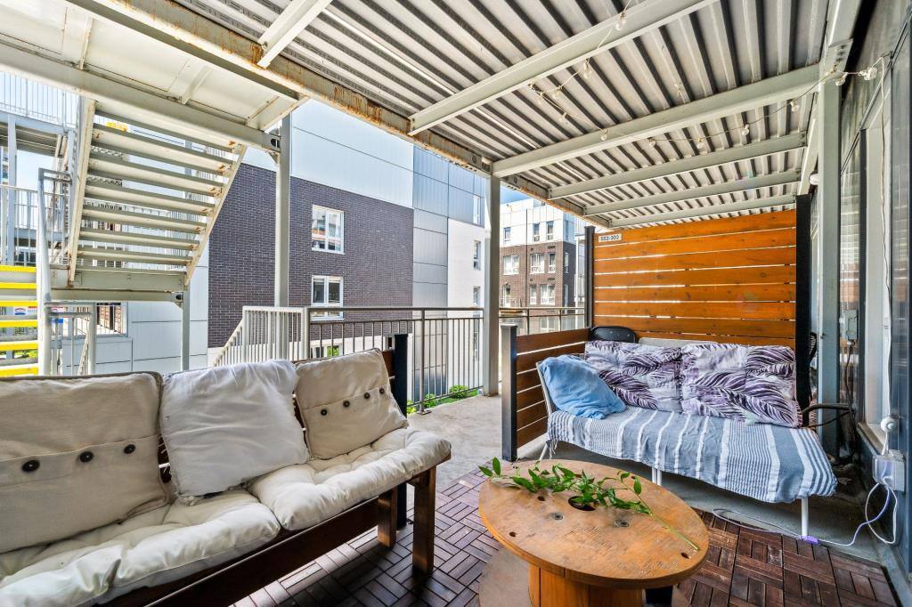 Un condo moderne en unité de coin avec terrasse privée à vendre pour ...