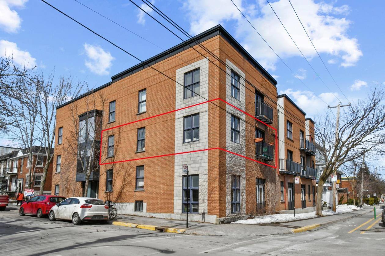 Un sublime condo en coin, coloré et baigné de lumière naturelle, au ...