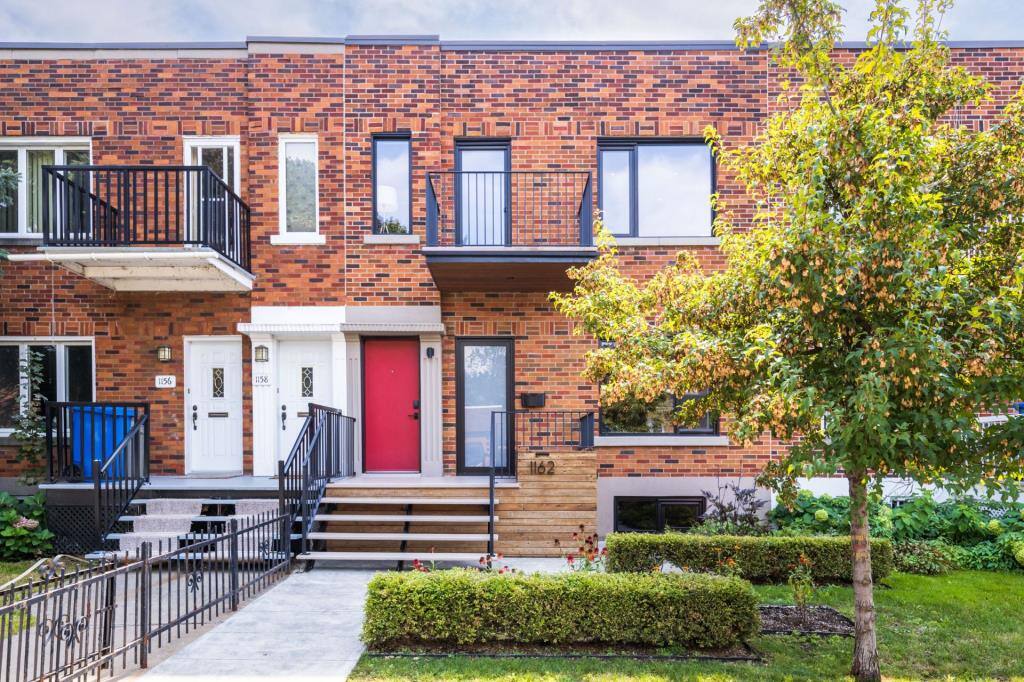 Une maison en rangée entièrement rénovée avec une cour arrière de rêve ...
