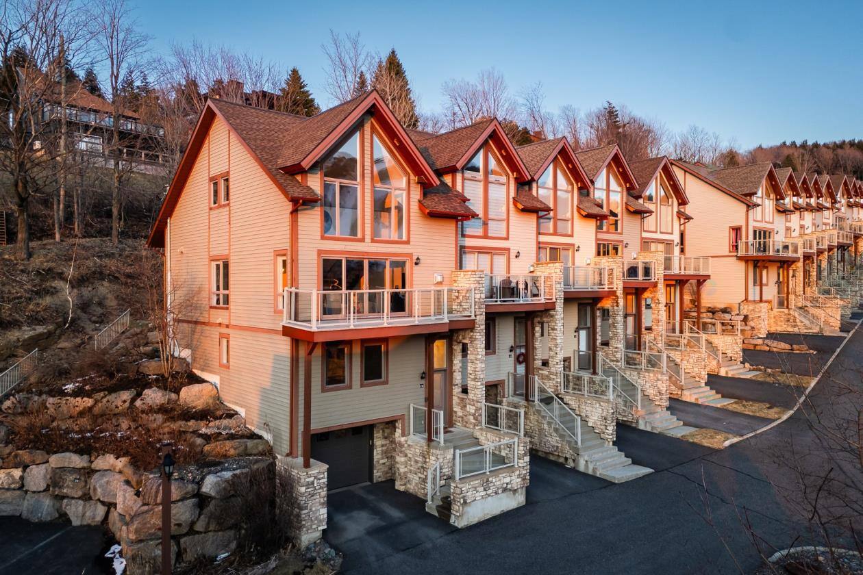 Un impressionnant condo ski-in/ski-out avec vue sur la montagne Bromont ...