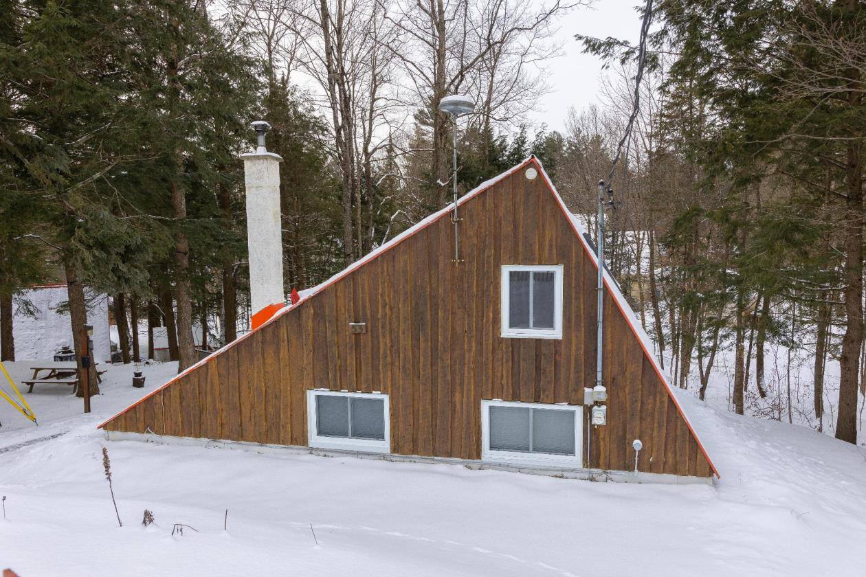 Un étonnant petit chalet à vendre à Orford pour 405 000$ | Silo 57