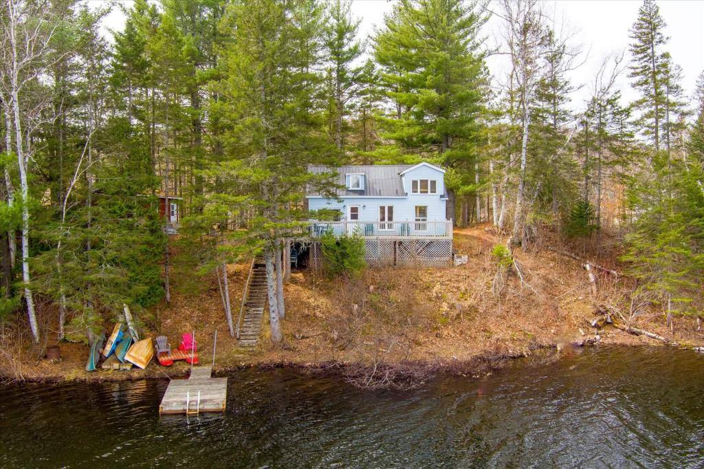 Un ravissant chalet 3 saisons au bord d’un lac à vendre pour 267 000$ à Saint-Mathieu-du-Parc ...