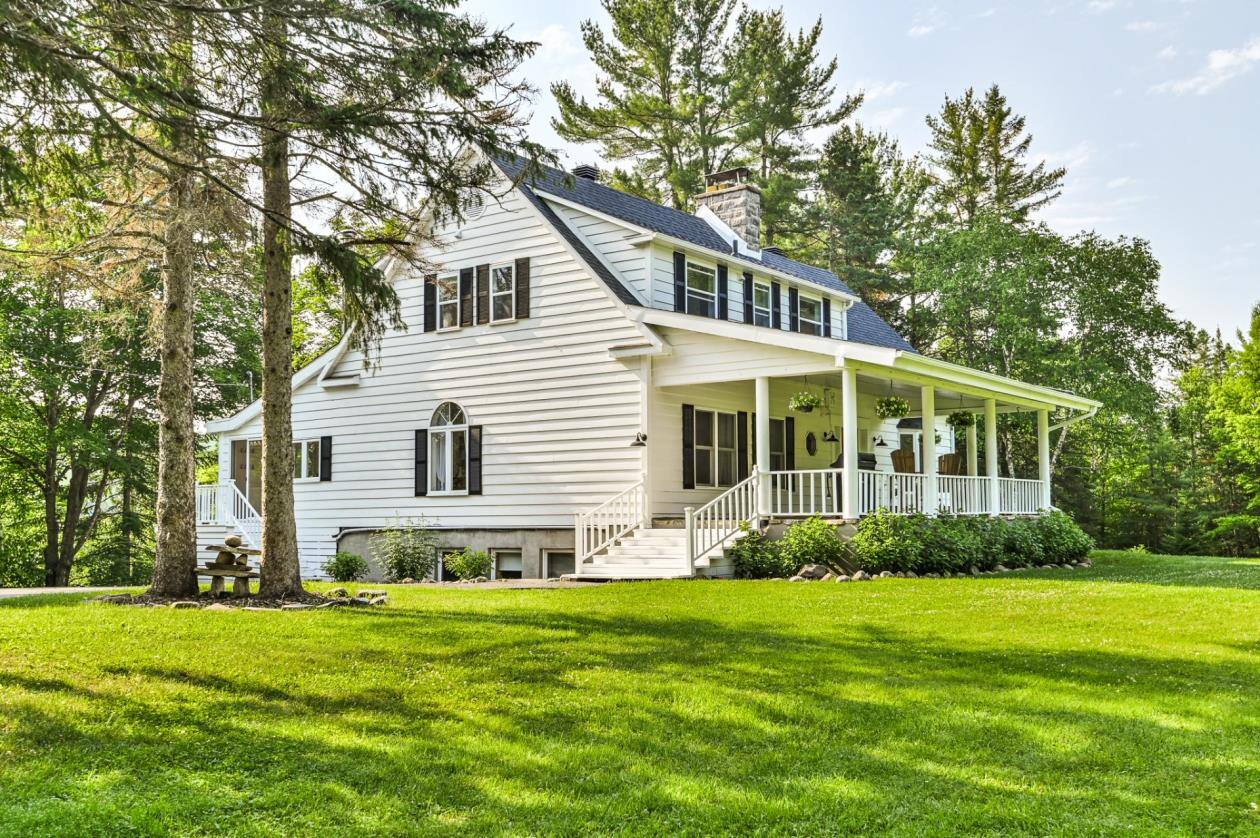 Une superbe maison bi-générationnelle au bord de l’eau à vendre à Sainte-Adèle pour 799 900 ...