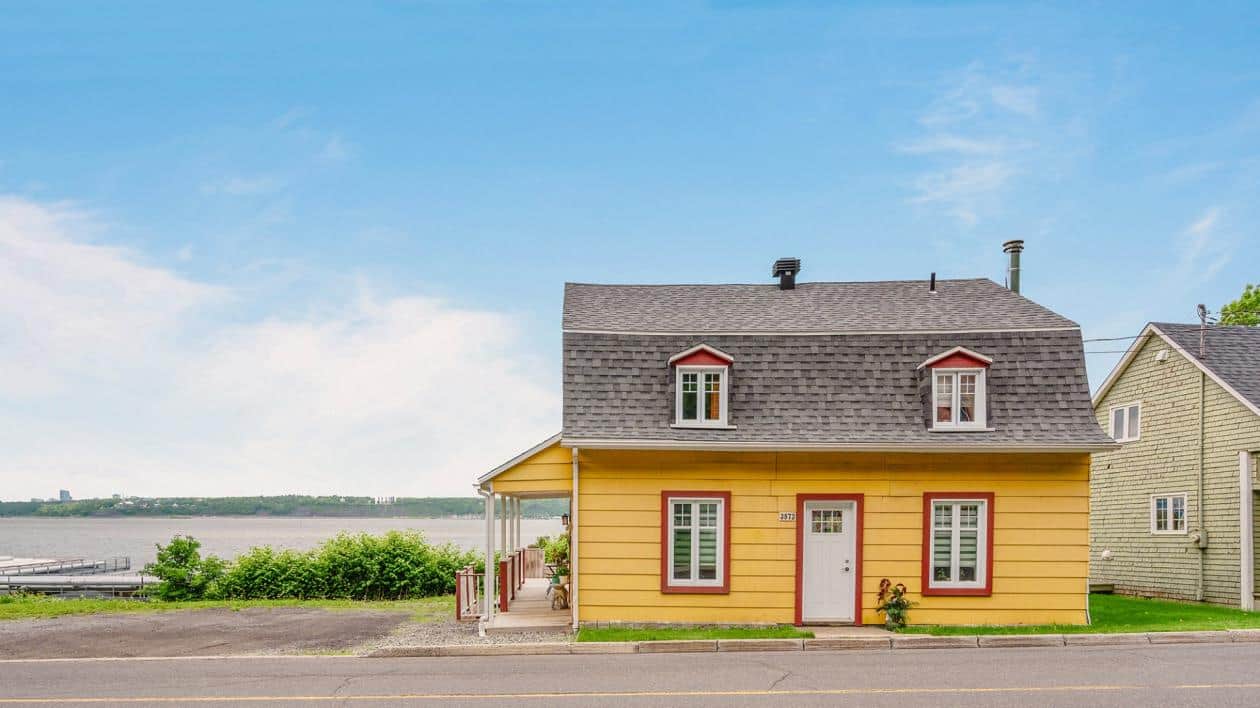 Une charmante maison jaune face au fleuve à vendre pour 349 900$ à Lévis | Silo 57