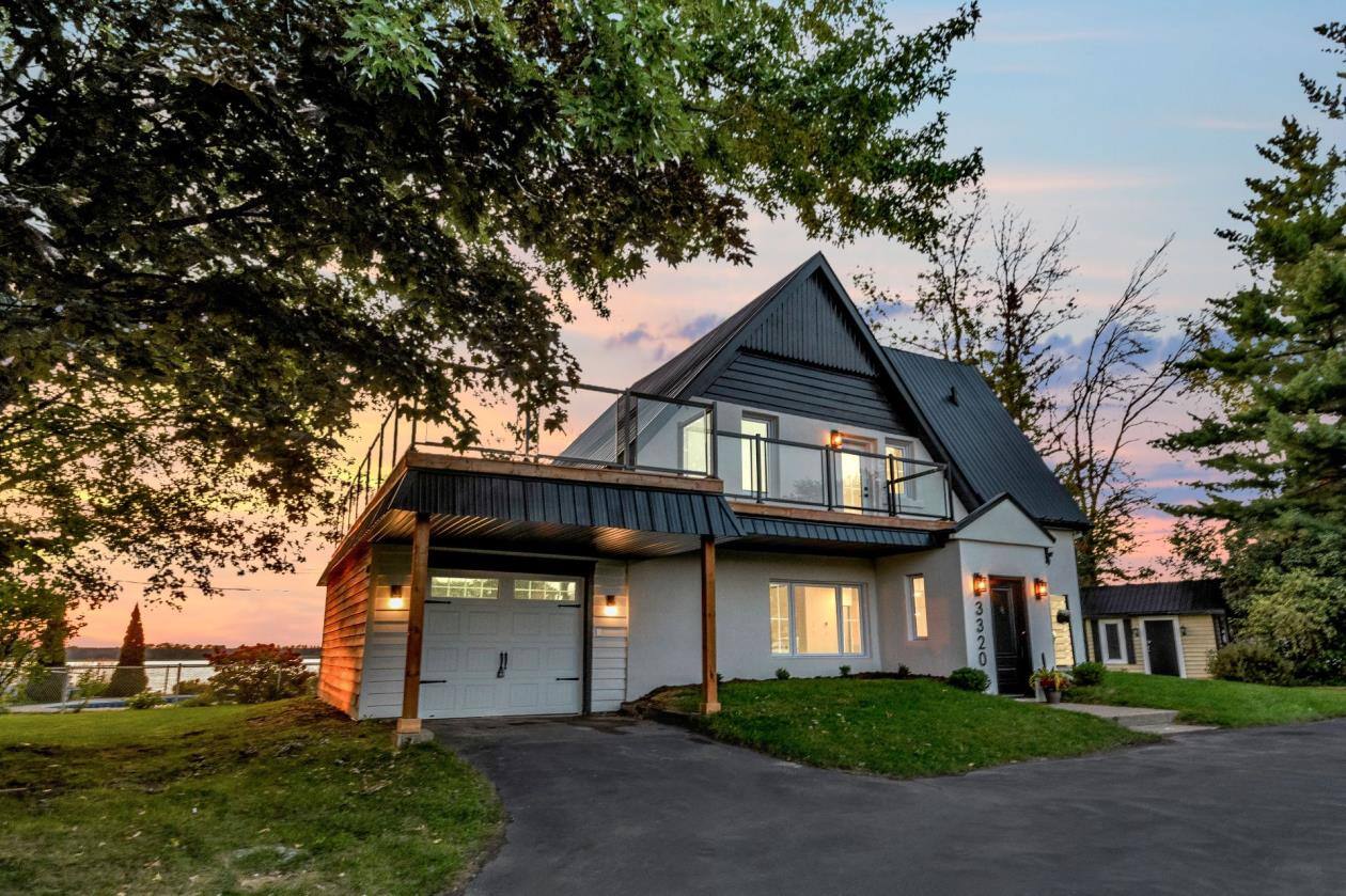 Une maison modern-farmhouse sur le bord de l’eau à Sorel-Tracy, à ...