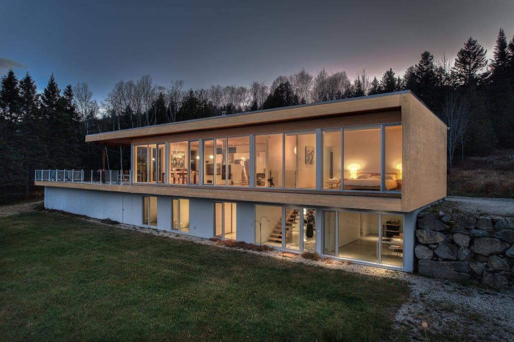 Une gigantesque maison à flanc de montagne avec une vue sur le fleuve ...