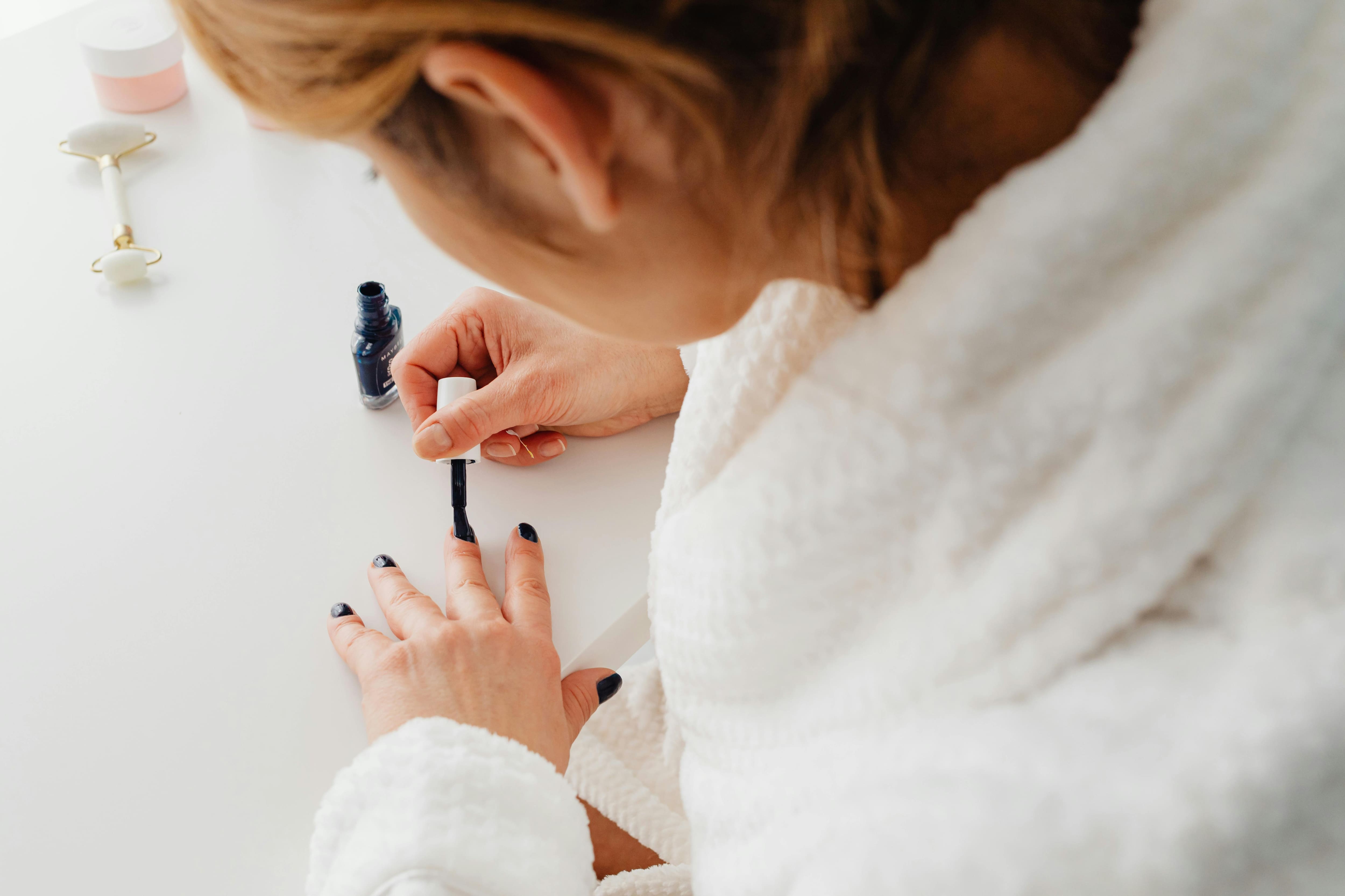 Je fais mes ongles au gel à la maison et voici tout ce dont je ne peux ...