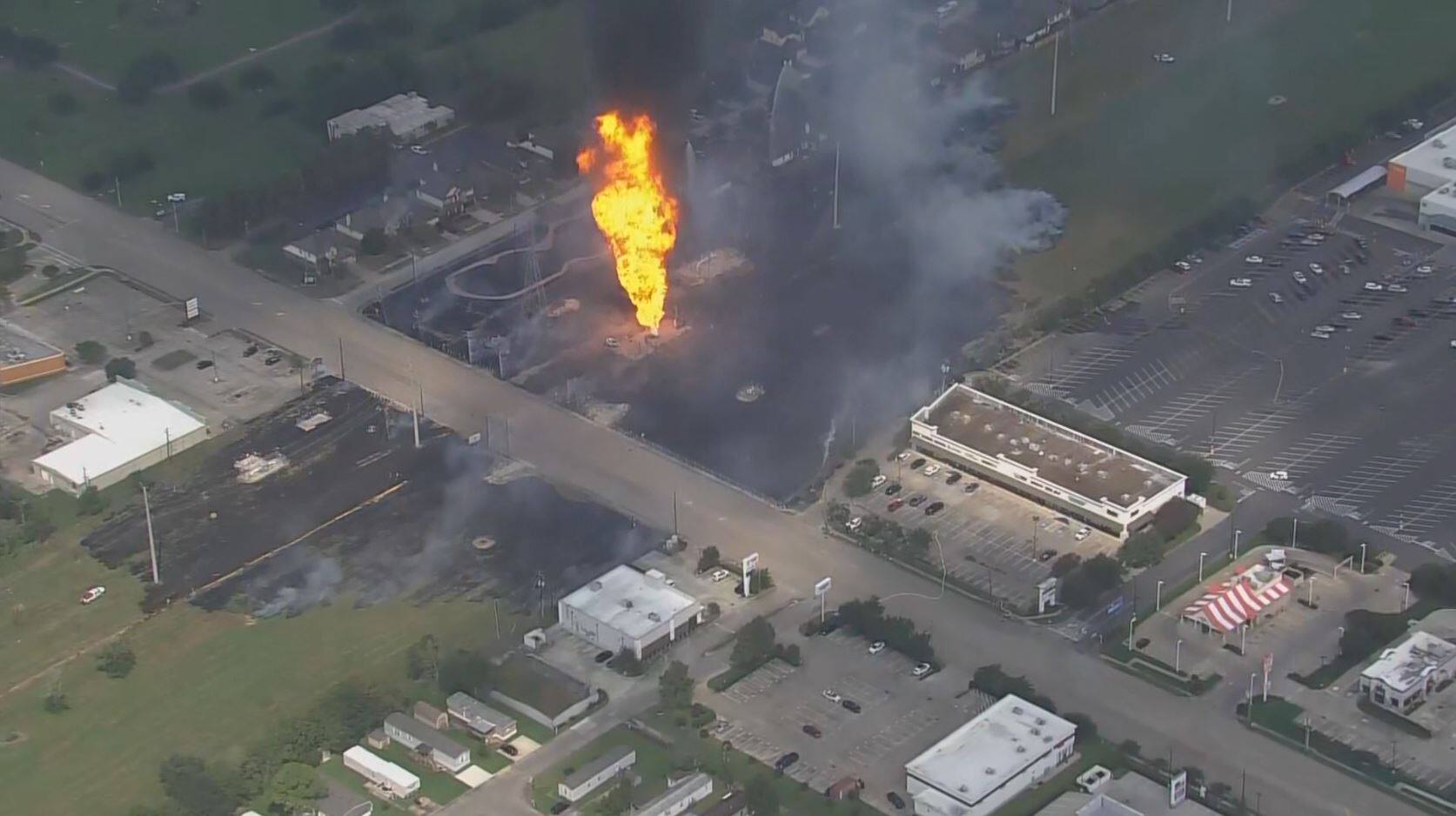 EN IMAGES | Jet de flammes immense: un pipeline prend feu en plein ...