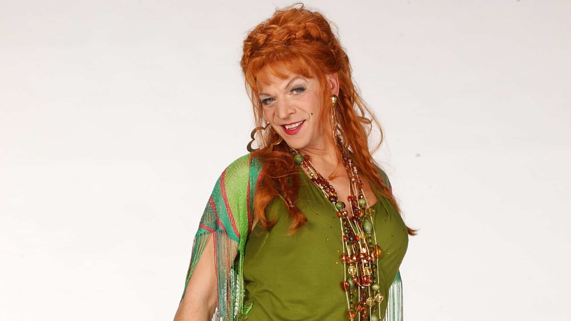 Les Québécois ont toujours aimé les hommes déguisés en femmes | Le Sac ...